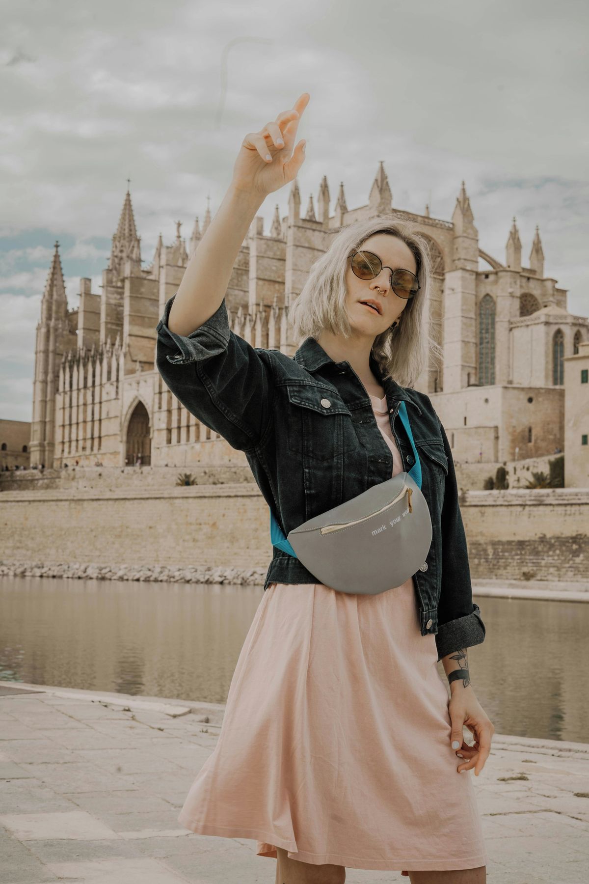 Ledvinka patří do outfitu: Změna nošení z ní udělala opět trendy ...